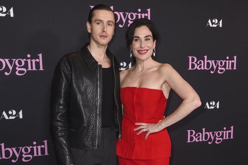 ‘Babygirl’ star Harris Dickinson and Amelia Dimoldenberg drink milk in ...